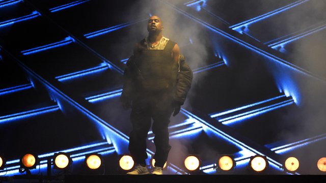 Kendall And Kylie Jenner Got Booed Introducing Kanye West At The ...