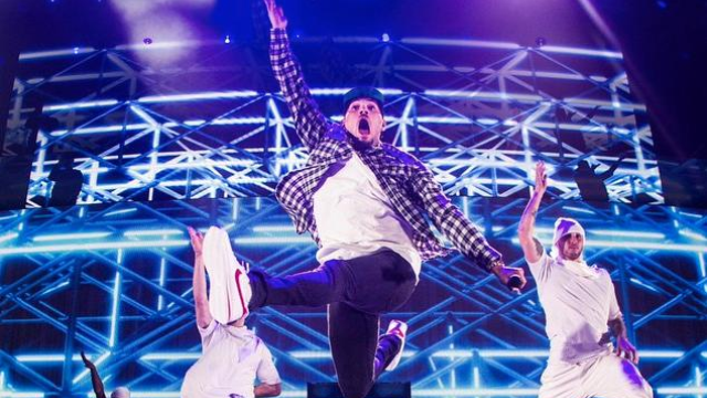 Watch The Moment Chris Brown Ripped His Trousers Mid-Performance ...